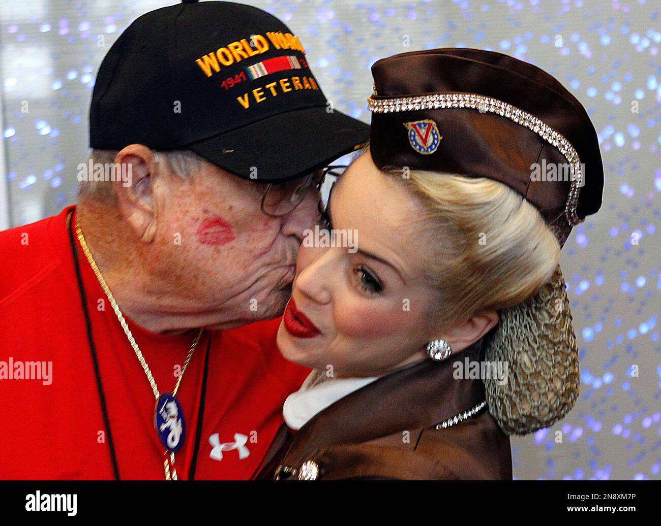 Randall Edwards, of Lakeland, Fla., kisses the cheek of Courtney Boe, a ...