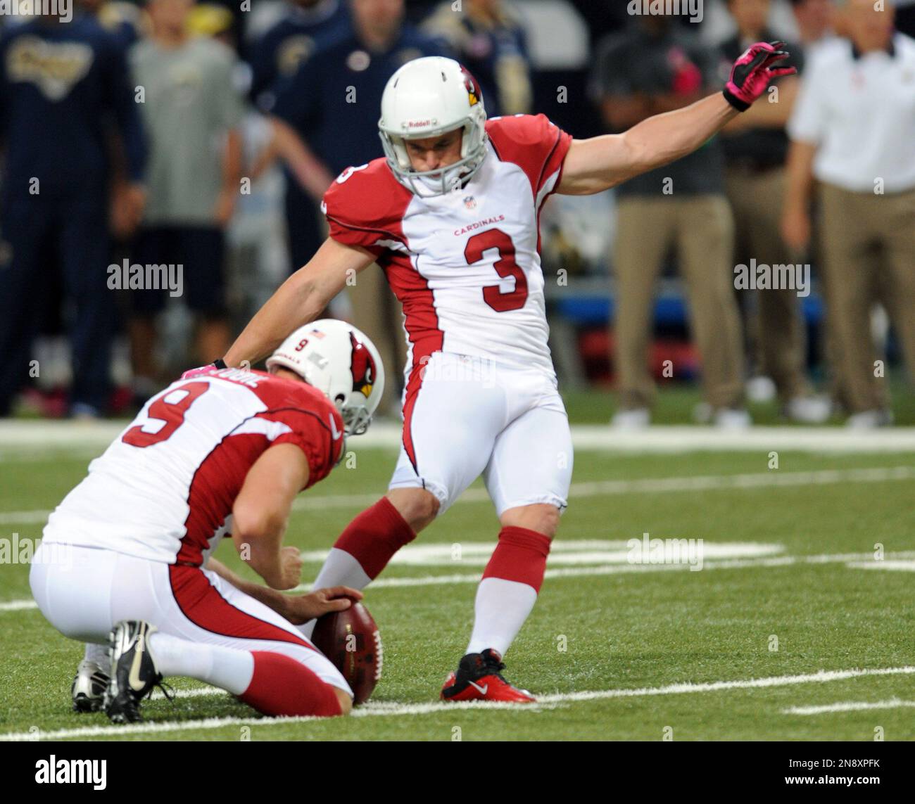 Arizona Cardinals kicker Jay Feely, left, kicks a 35-yard field goal as ...