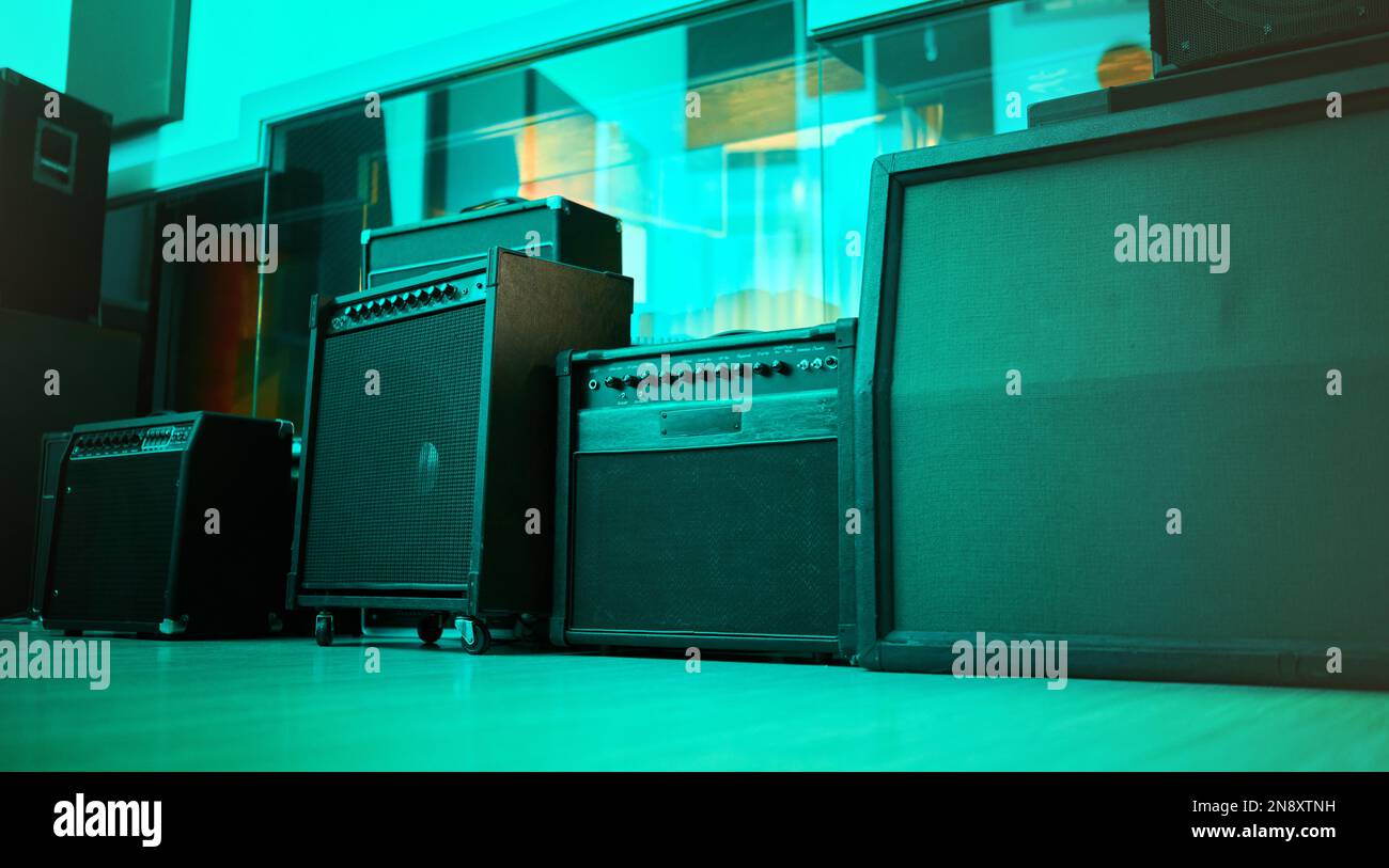 Old speakers hi-res stock photography and images - Alamy