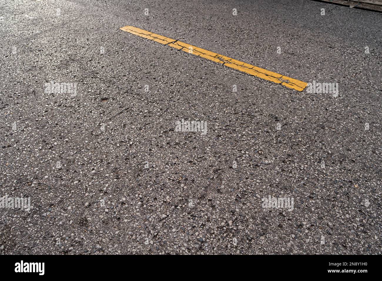 Asphalt road texture yellow stripe hi-res stock photography and images ...