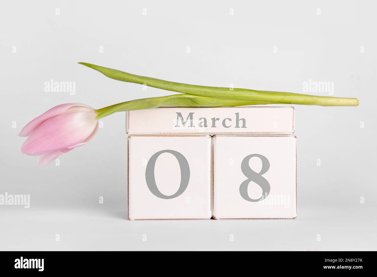 Cube calendar with date MARCH 8, gift box and beautiful tulip flower ...