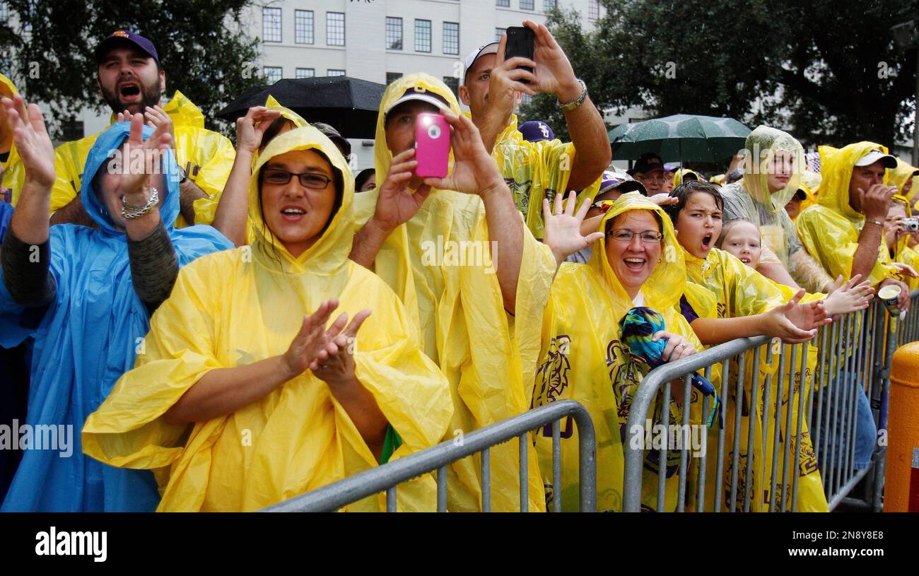 LSU fans welcome the football team to Tiger Stadium to play Towson in ...