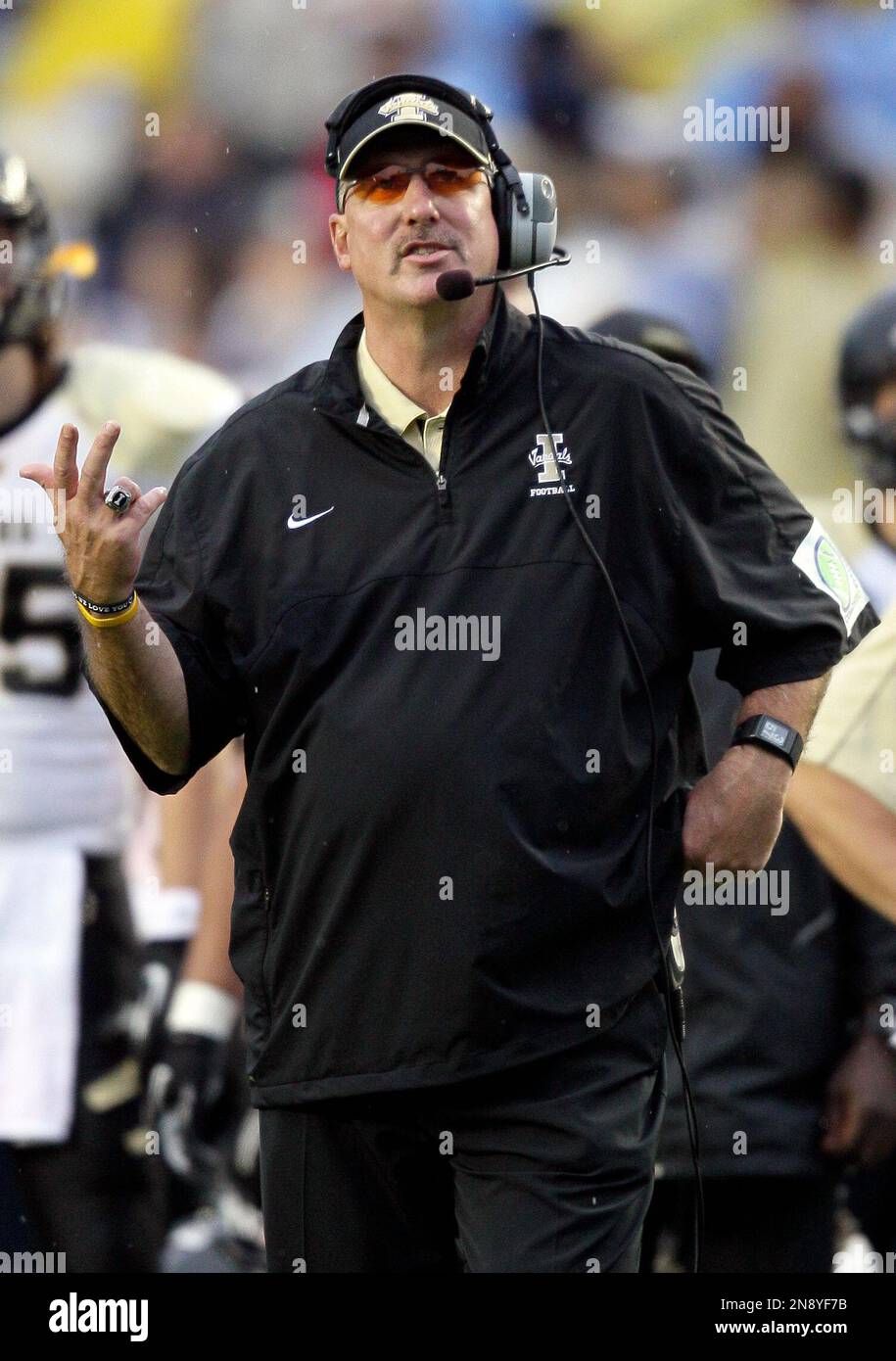 Idaho Vandals head coach Robb Akey directs his team against North ...