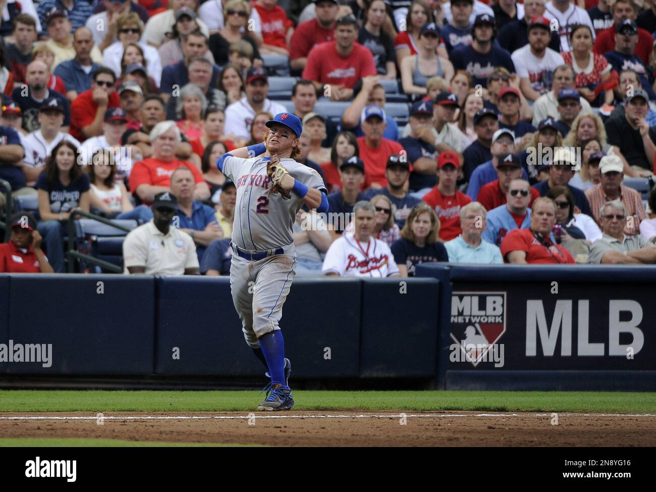 New York Mets third baseman Justin Turner (2) makes a play during the ...