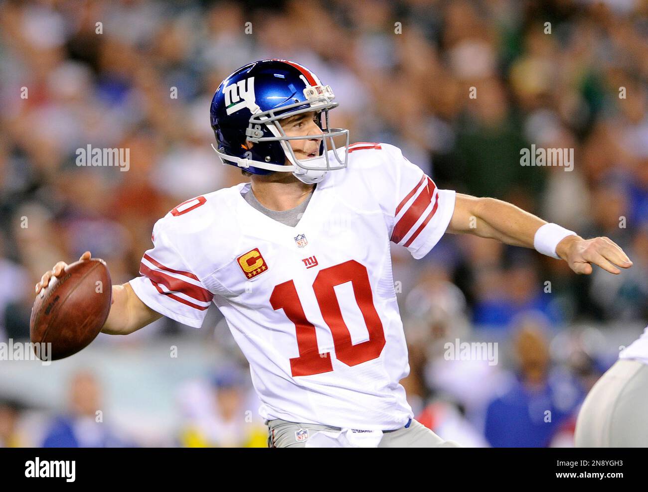 New York Giants quarterback Eli Manning (10) throws a pass during the ...