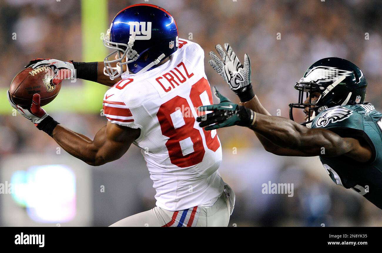 New York Giants wide receiver Victor Cruz (80) makes a catch against ...