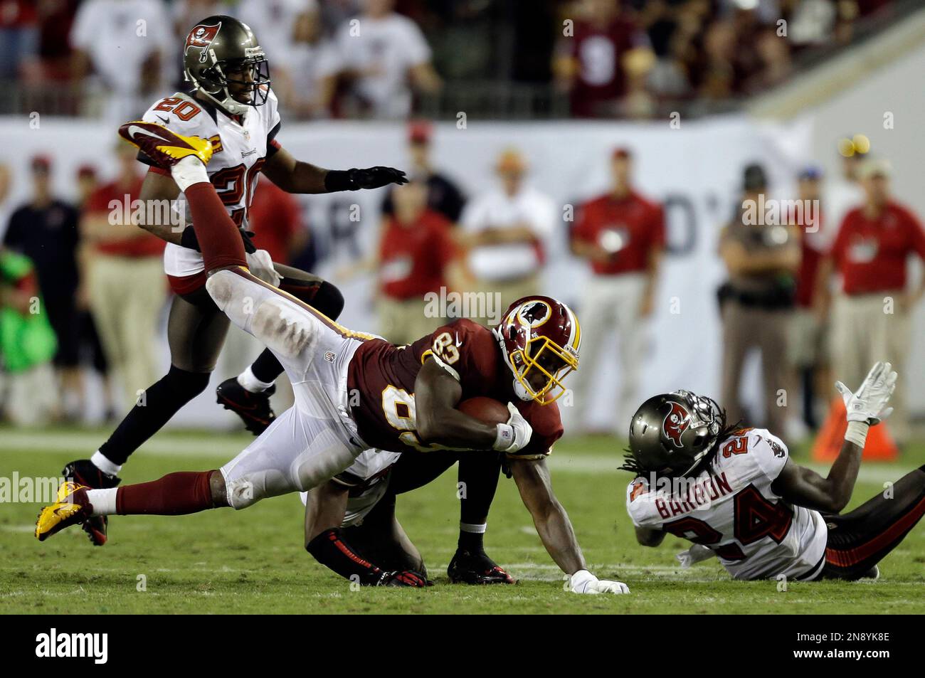 Washington Redskins tight end Fred Davis (83) gets taken down by Tampa ...