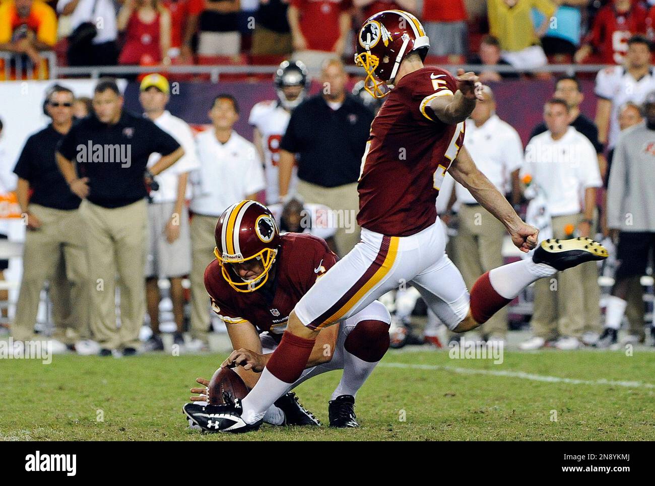 Washington Redskins kicker Billy Cundiff, right, makes the winning 41 ...