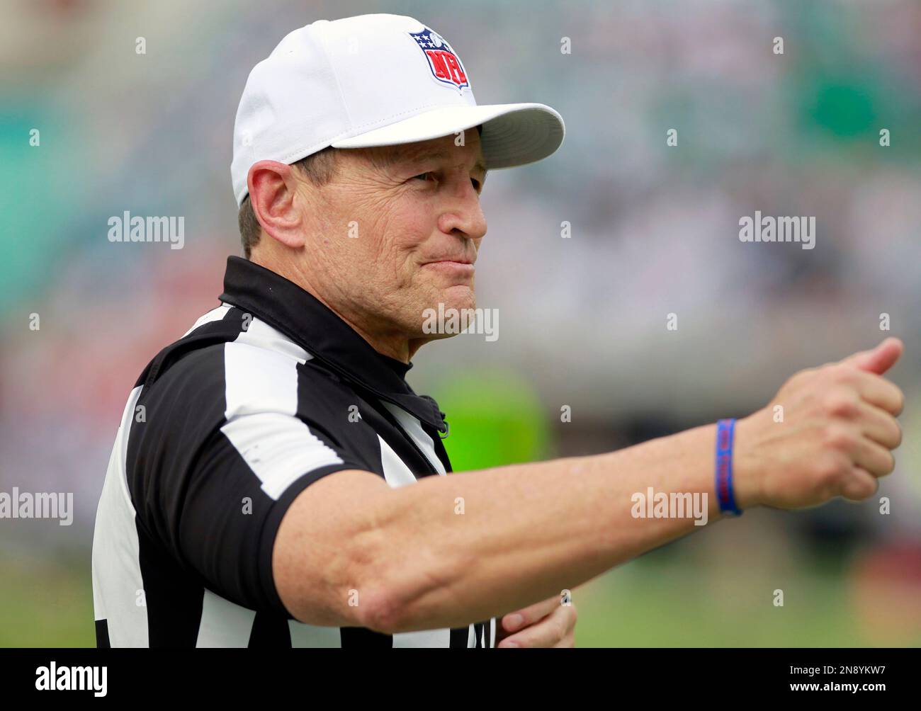 Official Ed Hochuli gives a thumbs up as fans cheer him during the ...