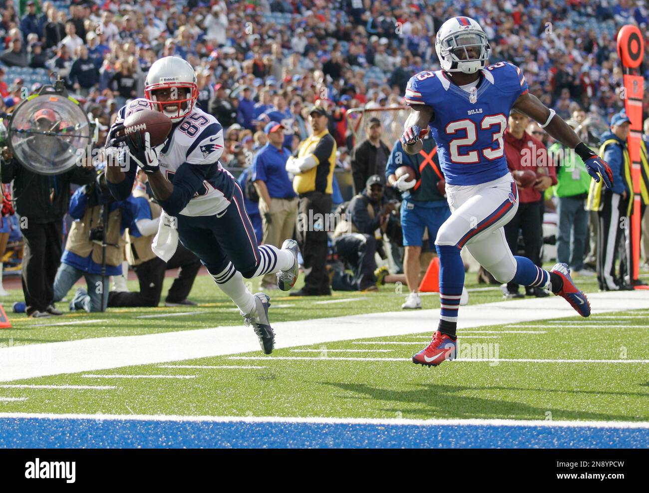 New England Patriots' Brandon Lloyd (85) makes a touchdown catch next ...