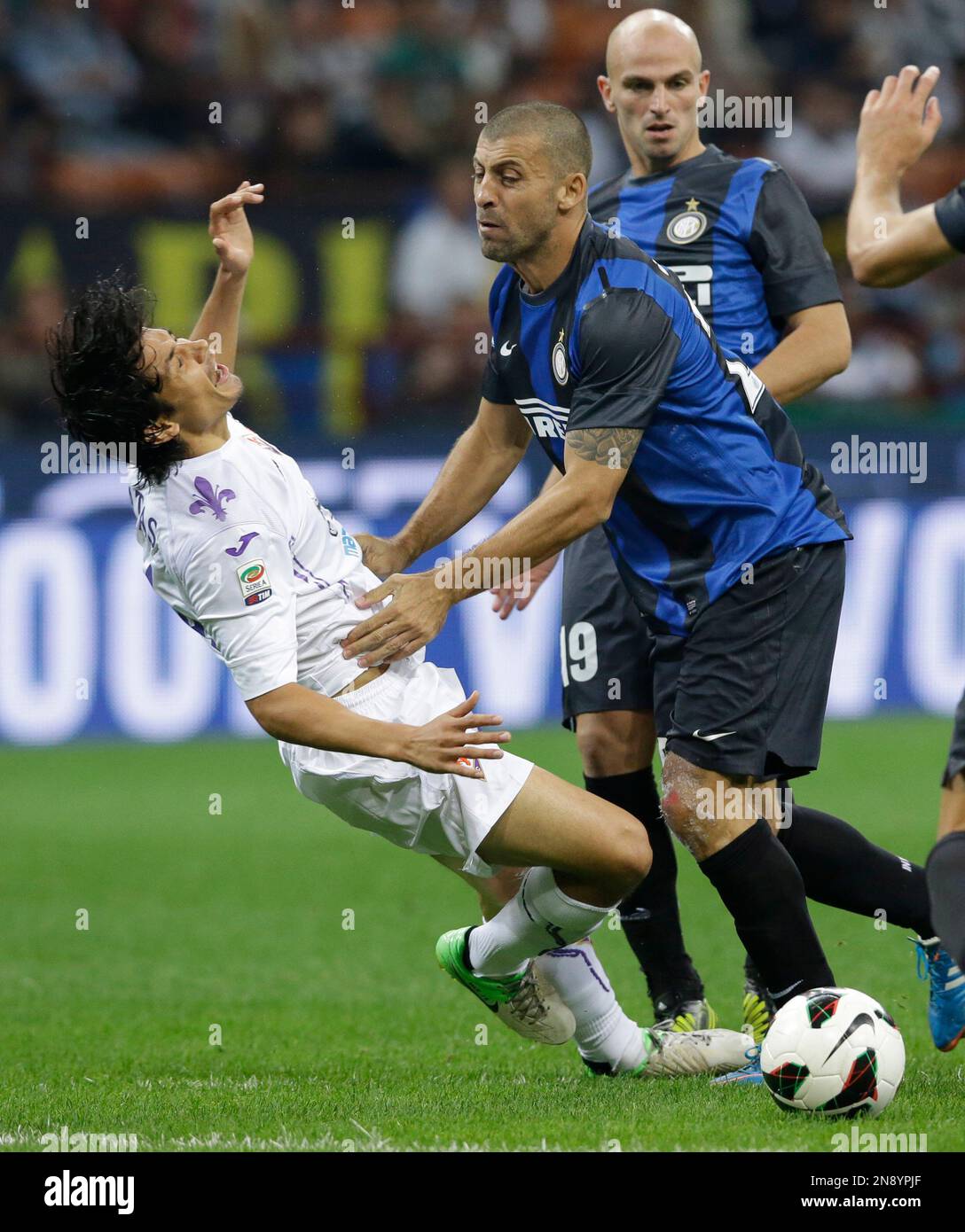 Fiorentina defender Mathias Fernandez of Argentina, left, challenges ...