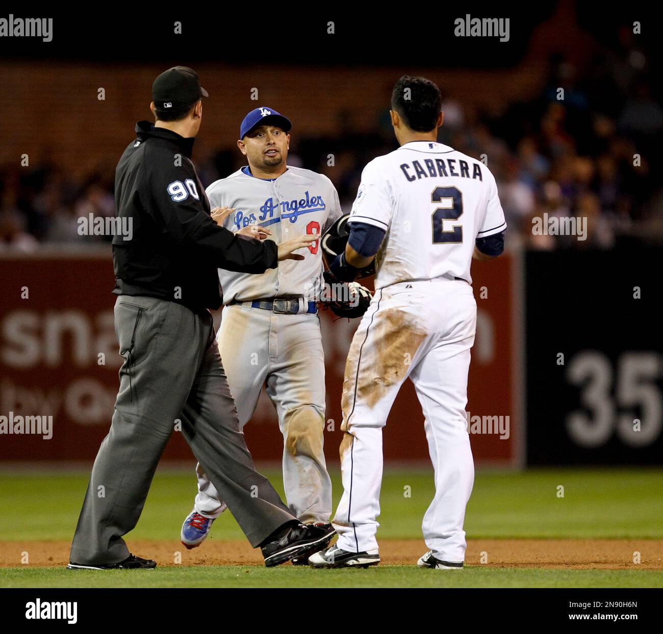 Los Angeles Dodgers left fielder Shane Victorino runs in from left ...