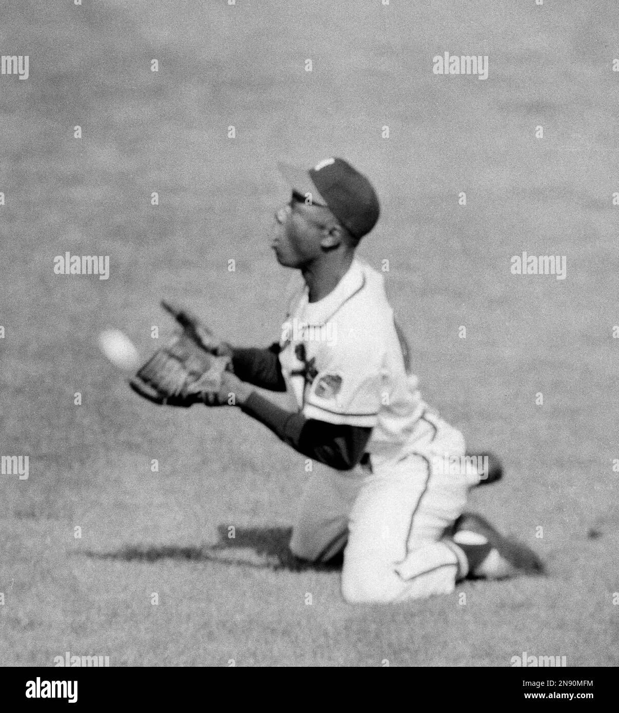 Milwaukee Braves Hank Aaron, making first-inning catch, on his knees ...