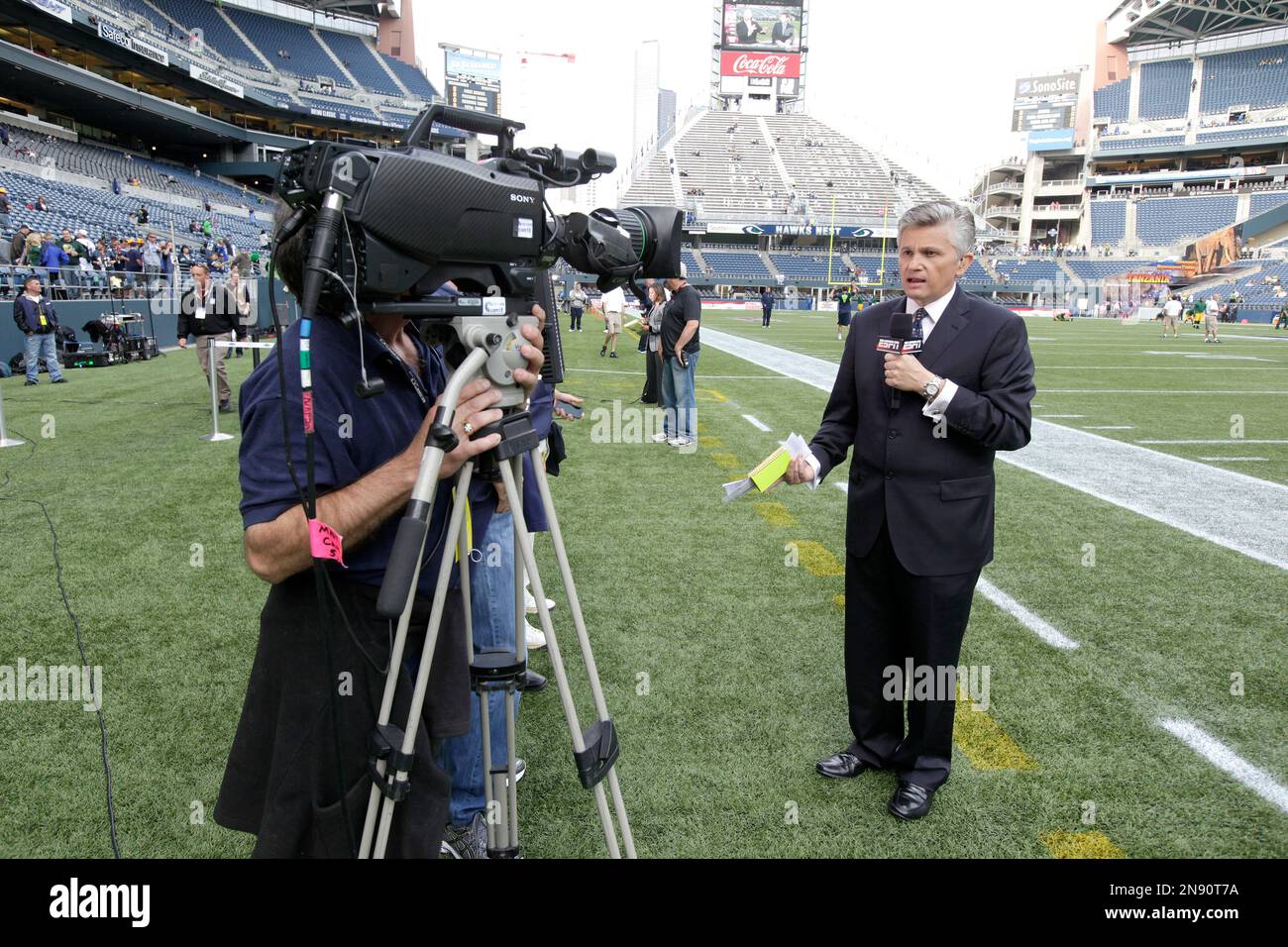 John Sutcliffe, sideline reporter with ESPN Deportes, during warm ups ...