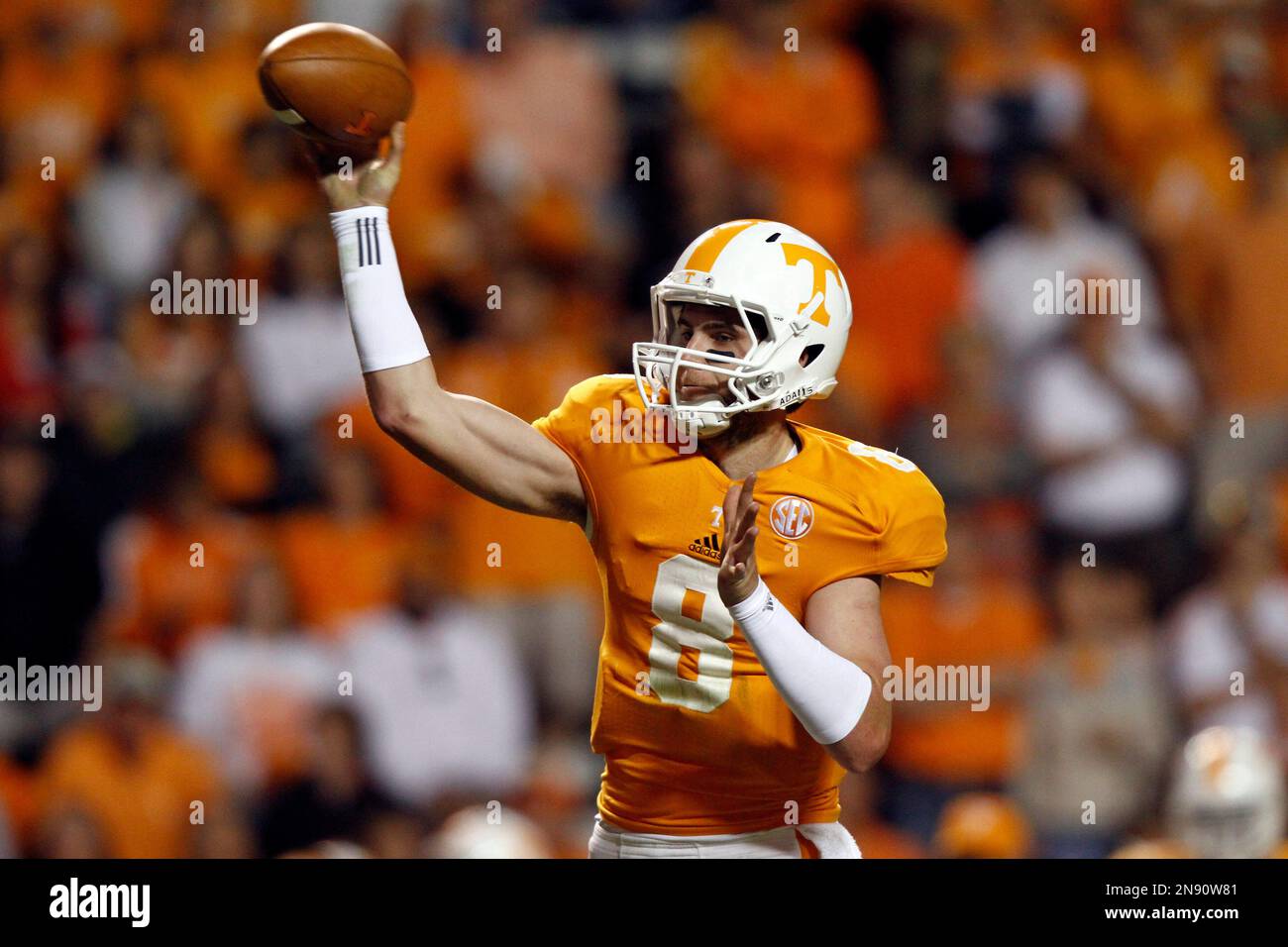 Tennessee Volunteers quarterback Tyler Bray (8) throws a pass during ...