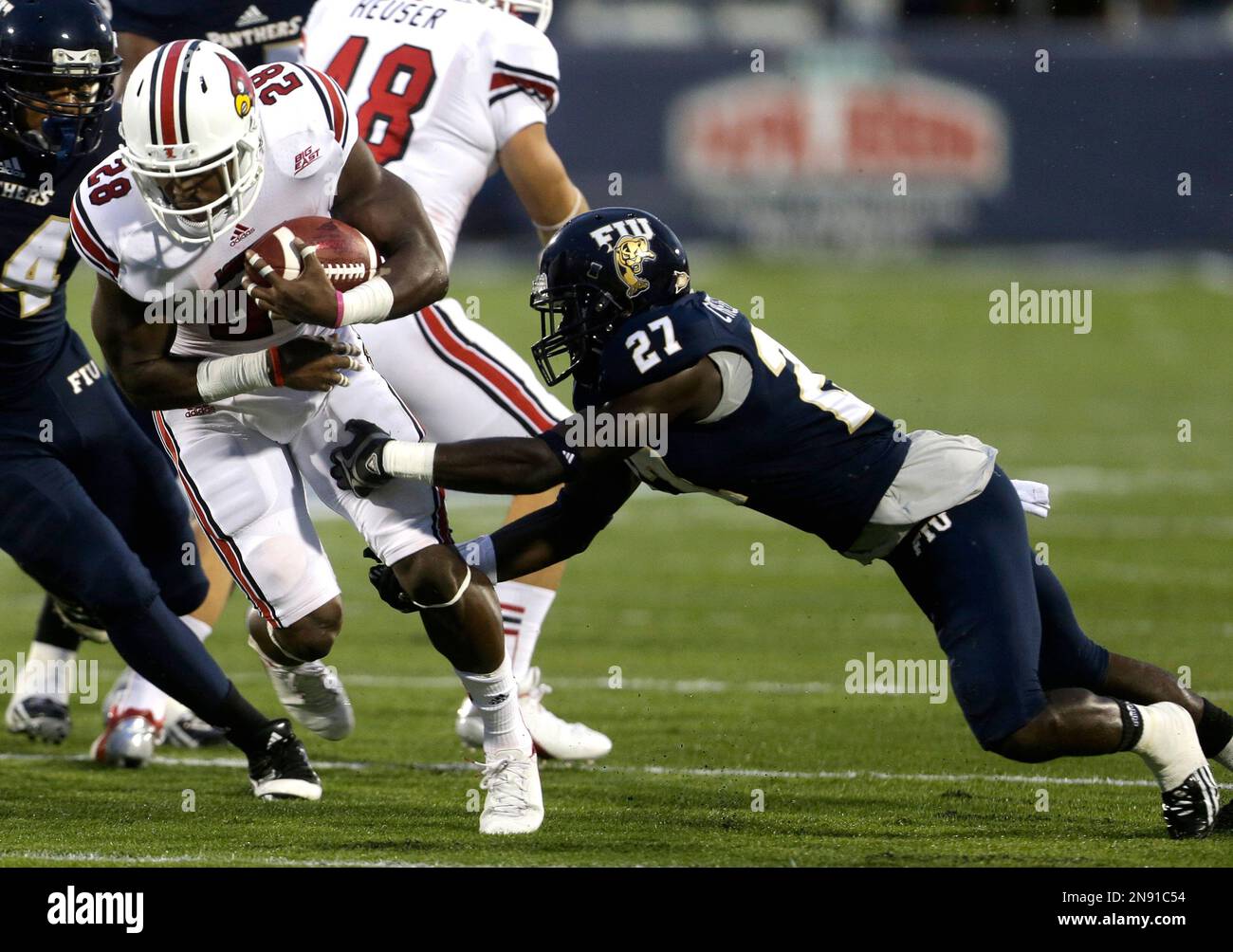 Louisville running back Jeremy Wright (28) runs for a first down as he ...