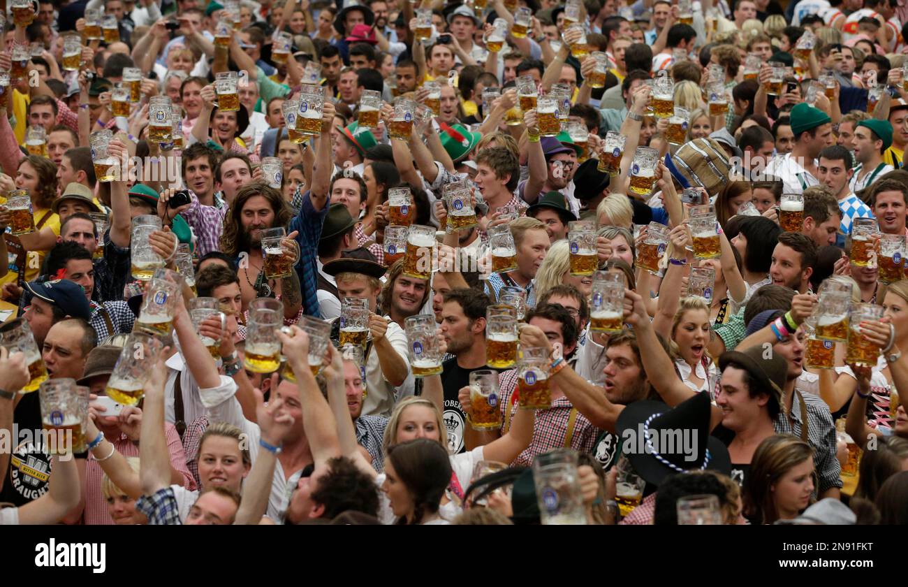 Young people celebrate the opening ceremony in the "Hofbraeuzelt' beer ...