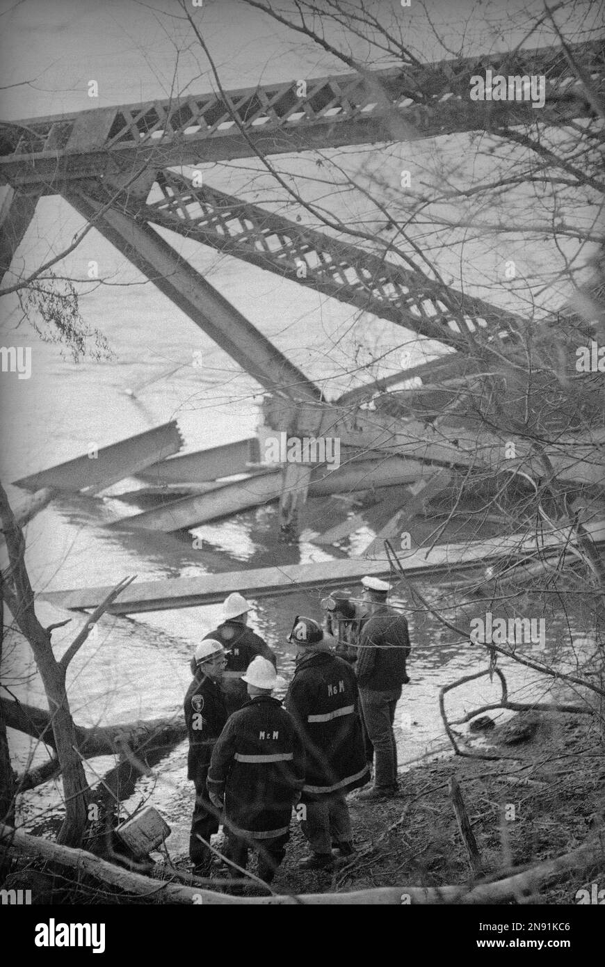 Rescue workers stand aside as a scuba diver enters the icy Ohio River ...
