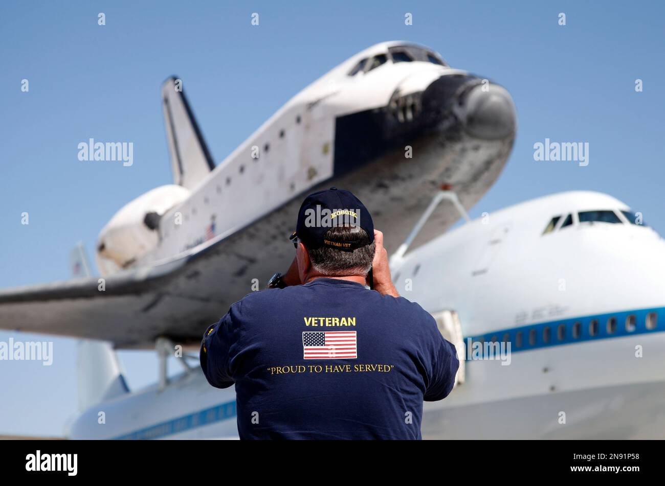 Vietnam war veteran Steve Davis take pictures of the Space Shuttle ...