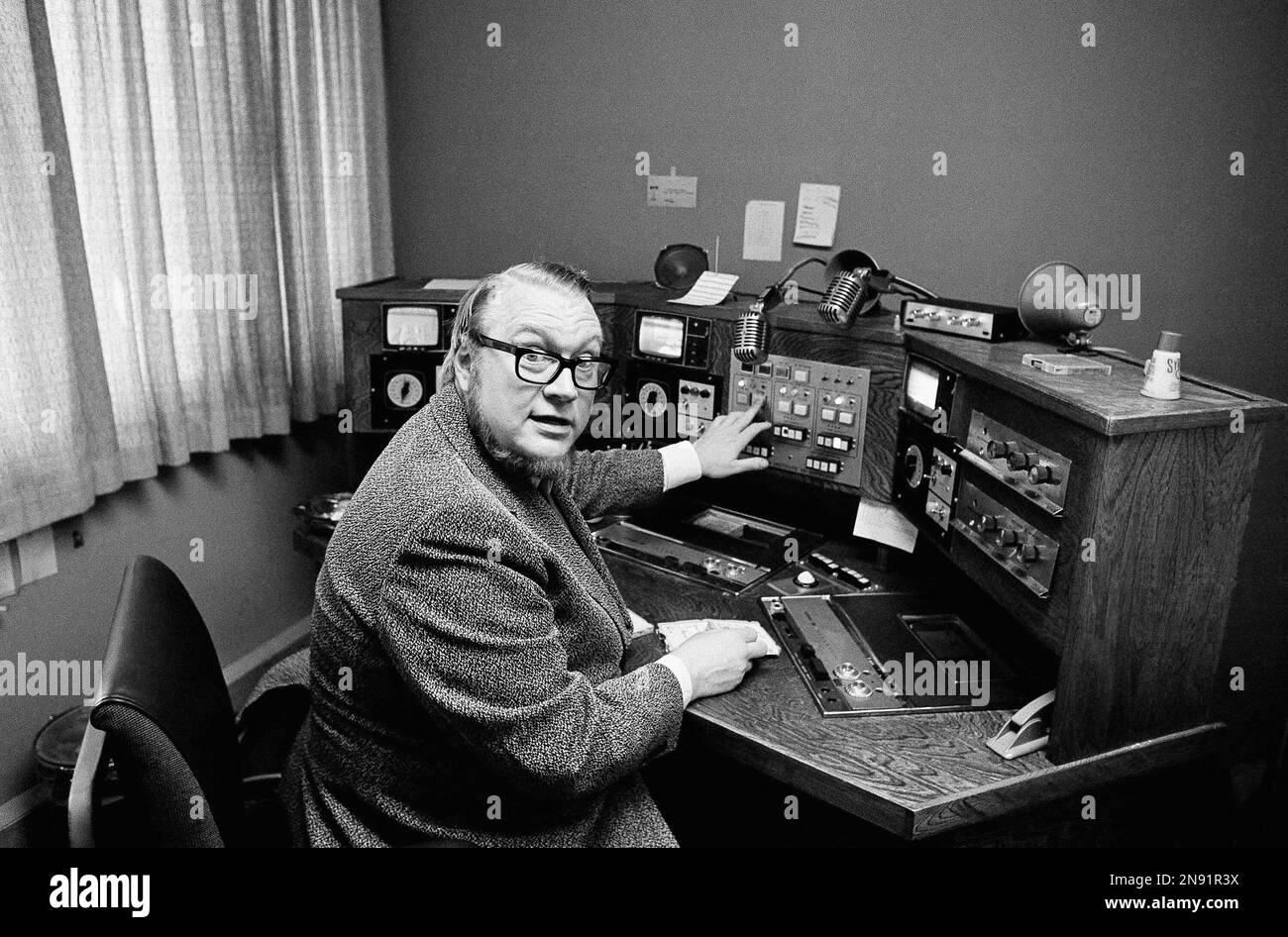 Dr. William Bryan, a physician-hypnotist, shown, July 1, 1972 in Los ...