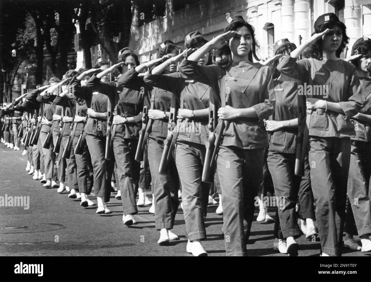 Armed with U.S. rifles, women paramilitary volunteers salute as they ...