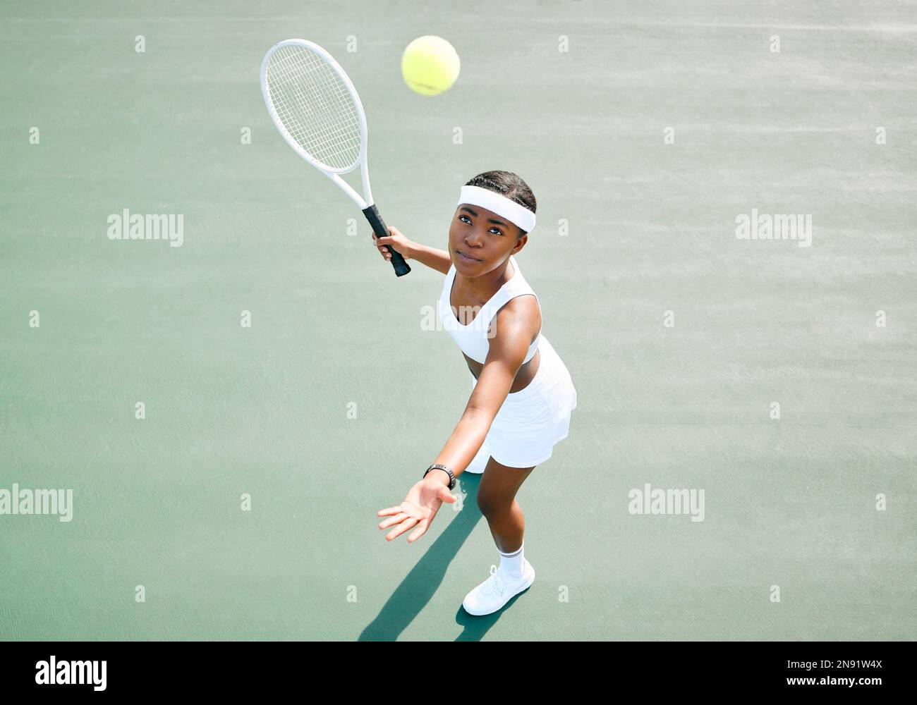 Athletic woman throwing tennis ball hi-res stock photography and images ...