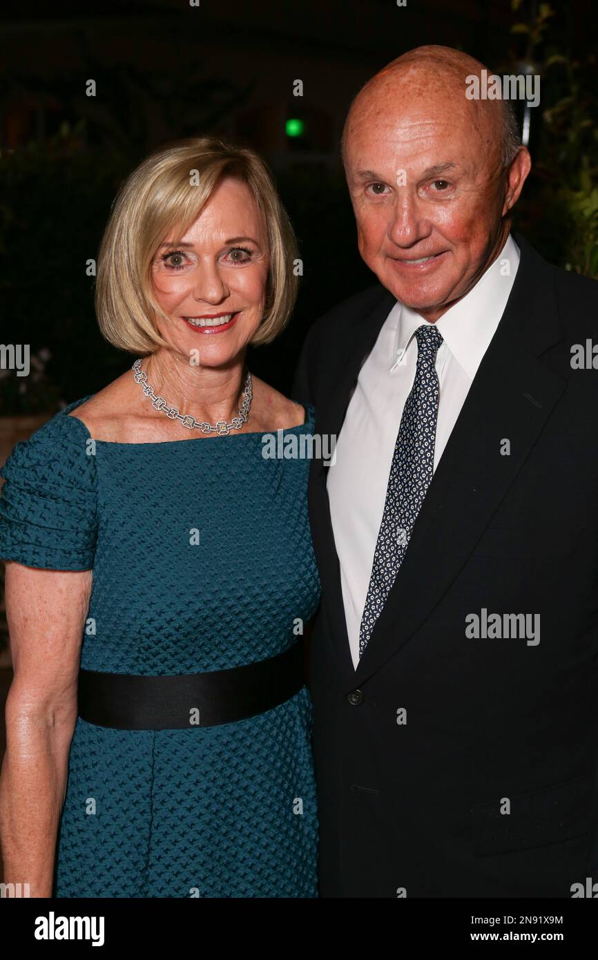 From left, Dee Higby and Larry Higby, Segerstrom Center Chairman pose ...