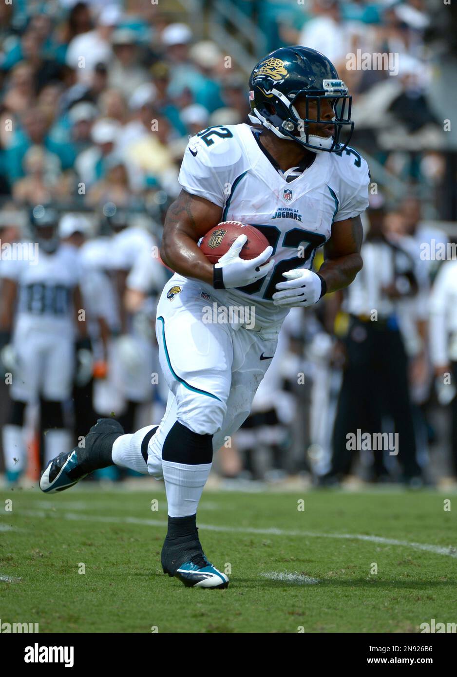 Jacksonville Jaguars running back Maurice Jones-Drew (32) runs for ...