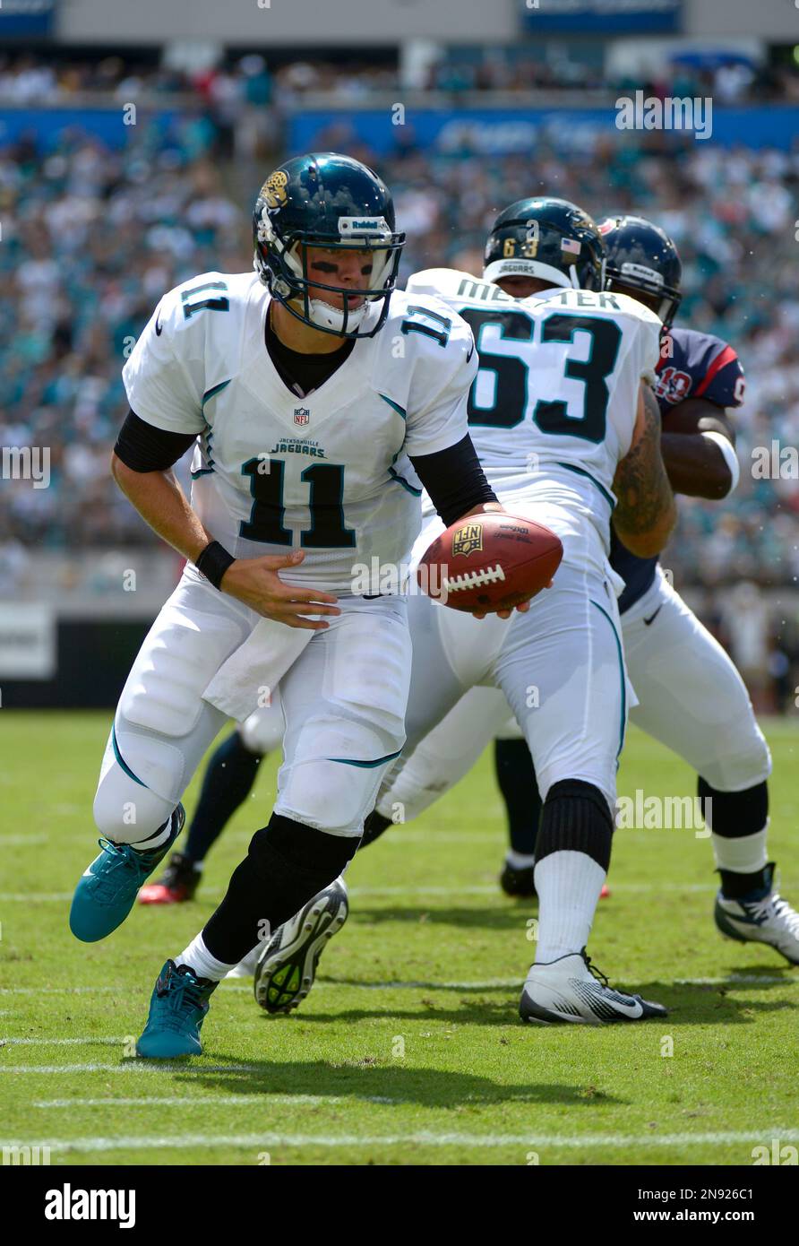 Jacksonville Jaguars quarterback Blaine Gabbert (11) turns to hand off ...