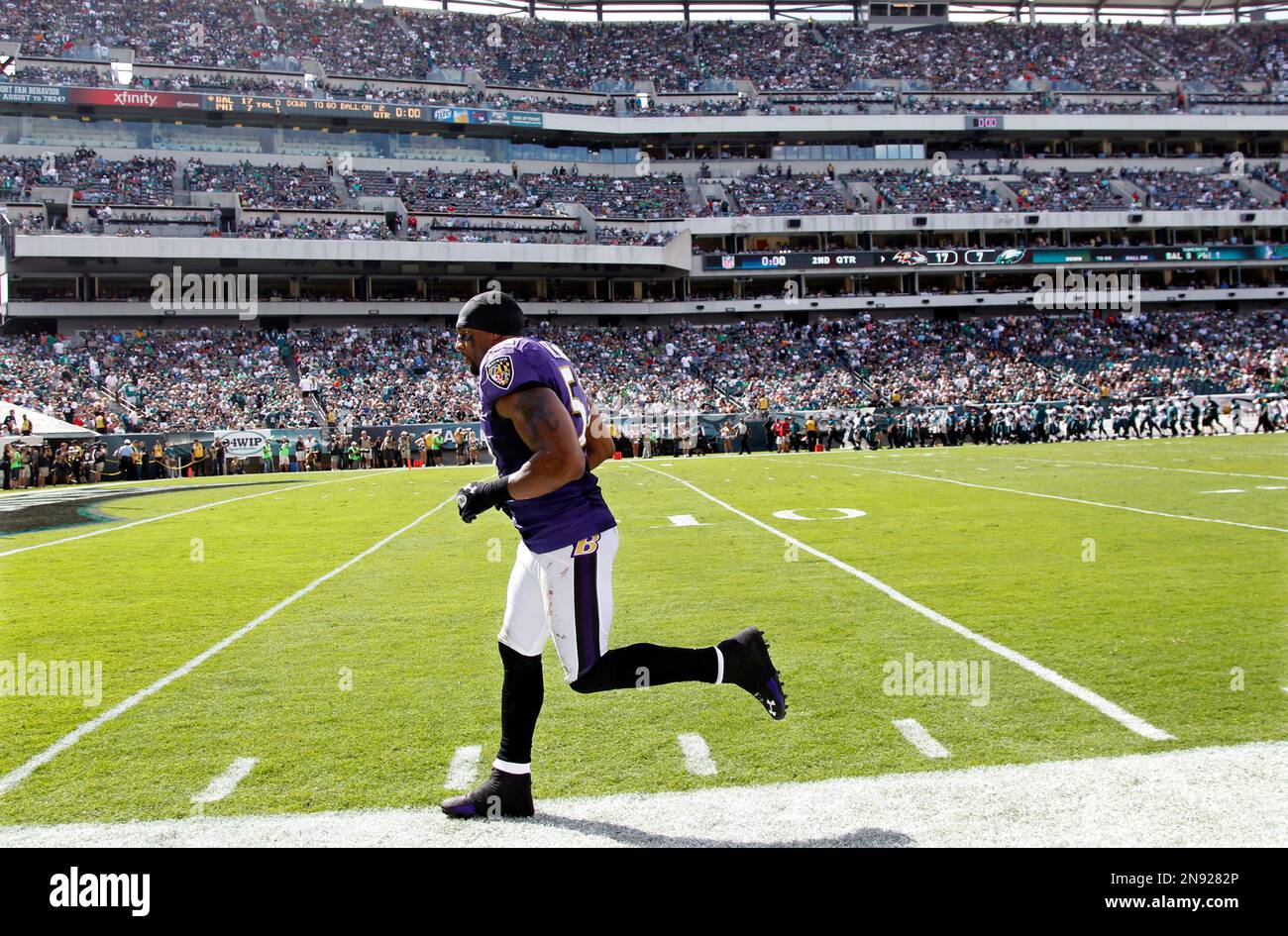 Baltimore Ravens inside linebacker Ray Lewis (52) runs along the ...
