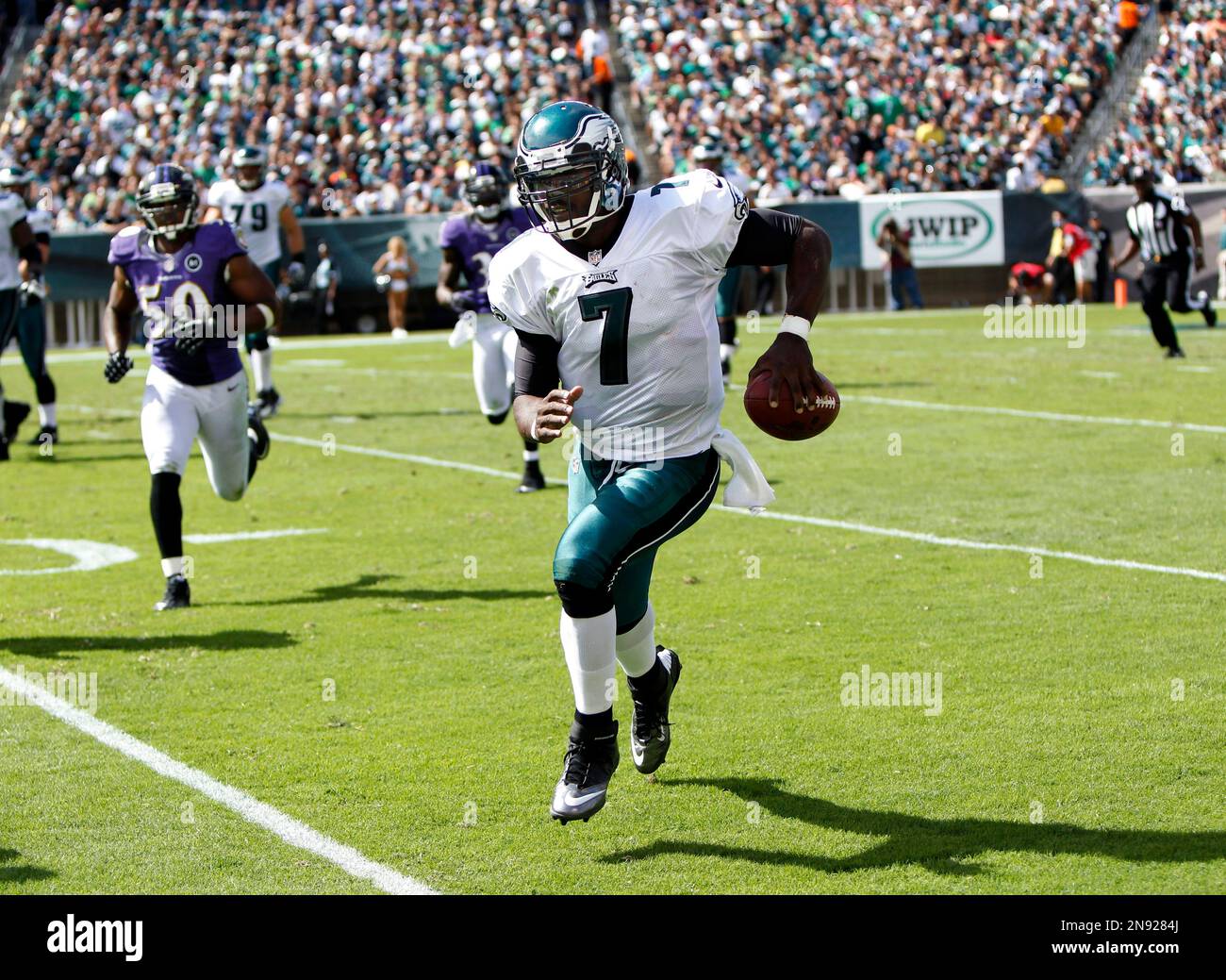 Philadelphia Eagles quarterback Michael Vick (7) runs with the ball in ...