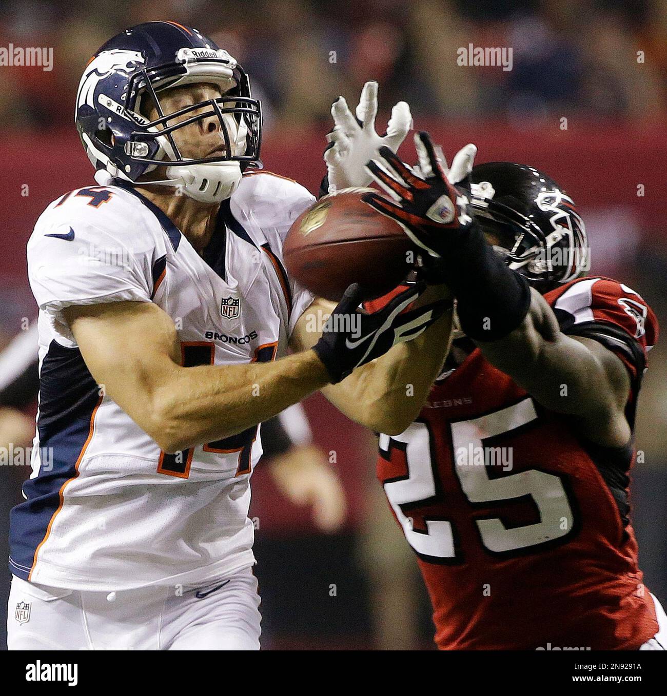 Denver Broncos wide receiver Brandon Stokley (14) makes a catch under ...