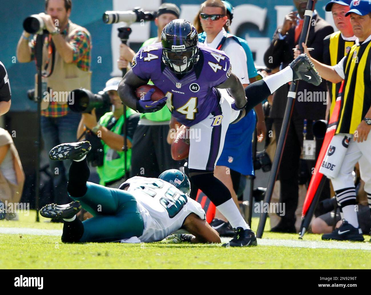 Baltimore Ravens fullback Vonta Leach (44) tries to dodge the tackle of ...