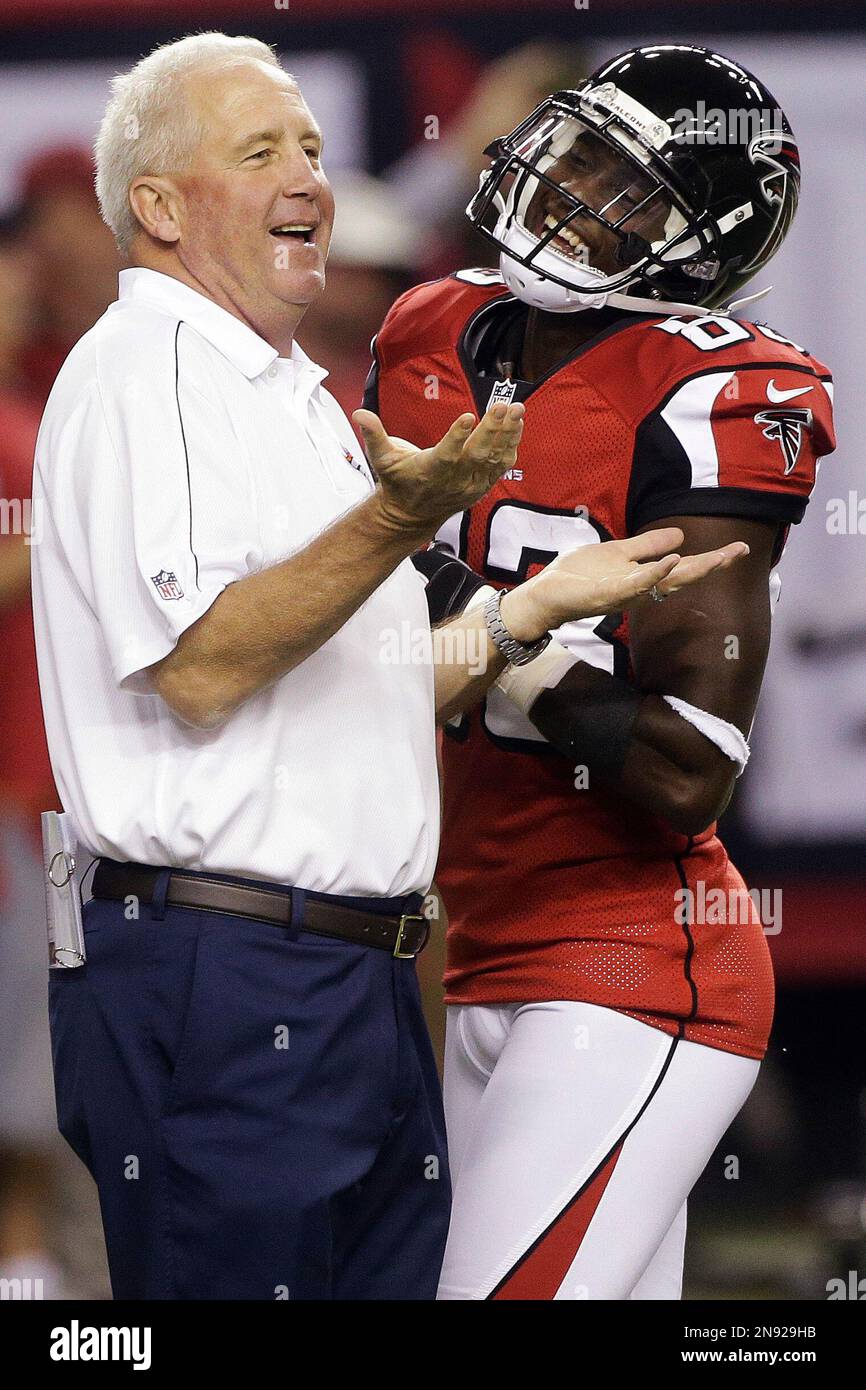Denver Broncos head coach John Fox, left, speaks with Atlanta Falcons ...