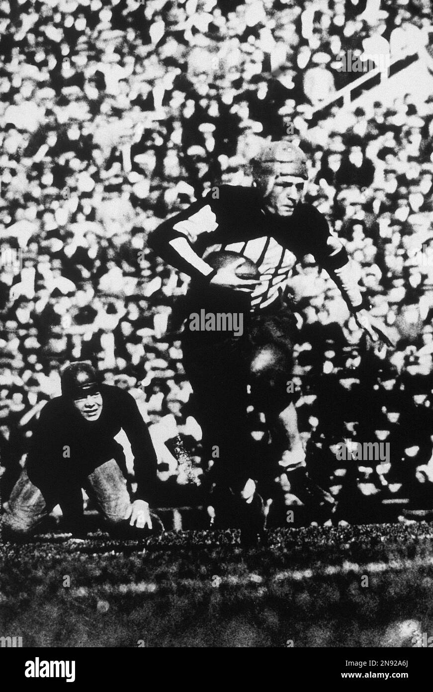 Harold "Red" Grange of the University of Illinois in football action ...
