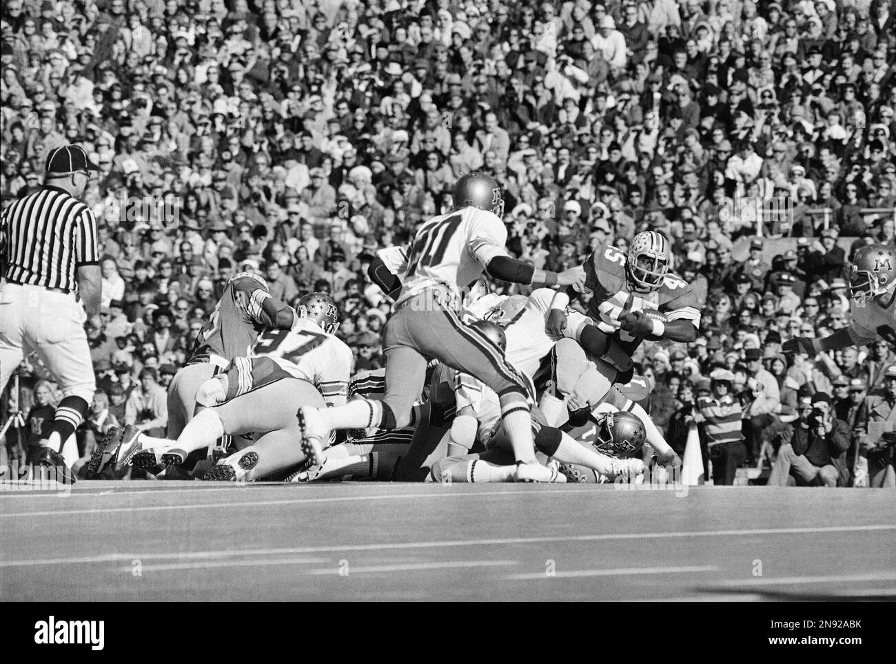 Ohio State Heisman Trophy Winner Archie Griffin Lunges Through The