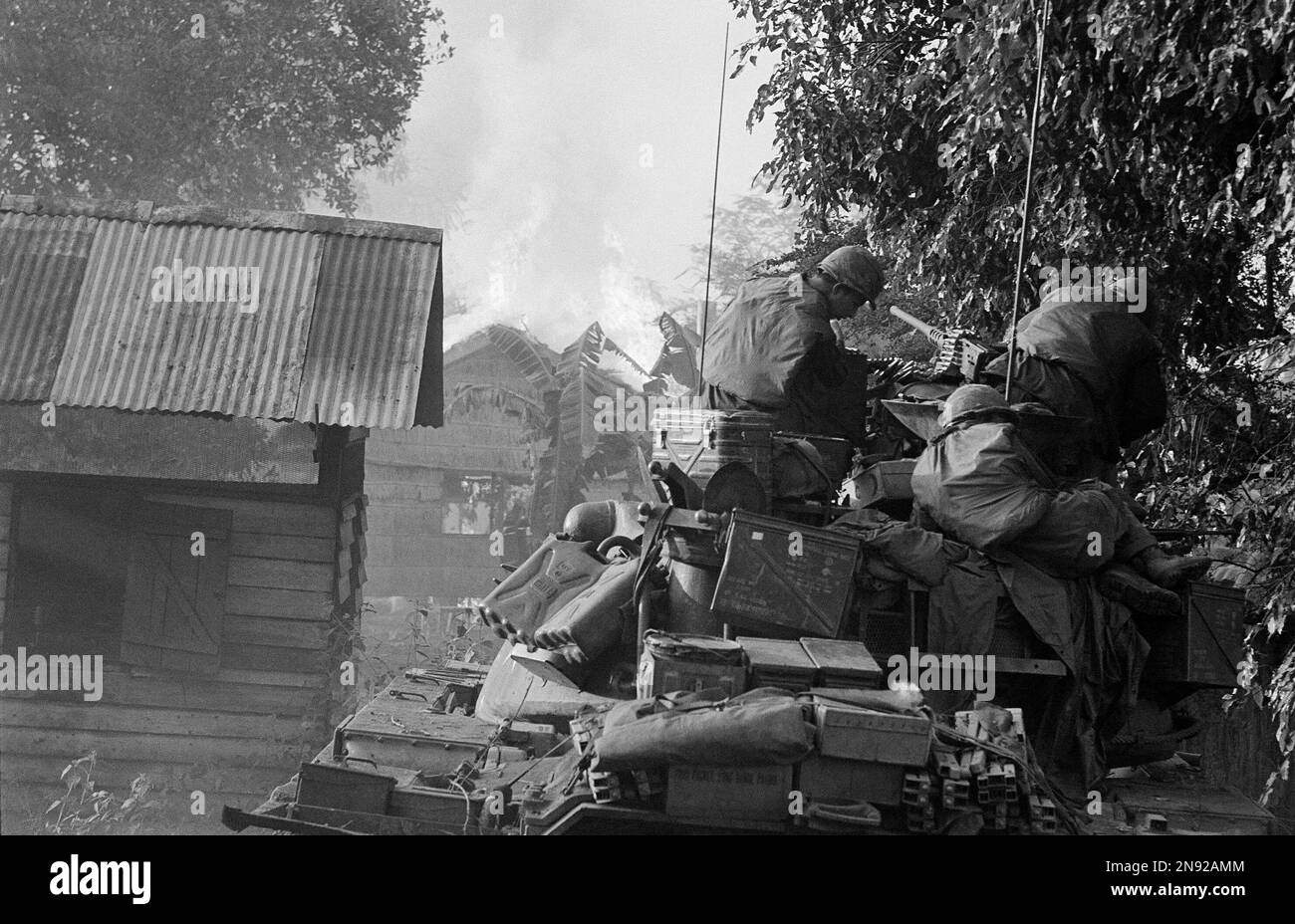 American soldiers of 11th Armored Regiment get Machinegun ready to fire ...