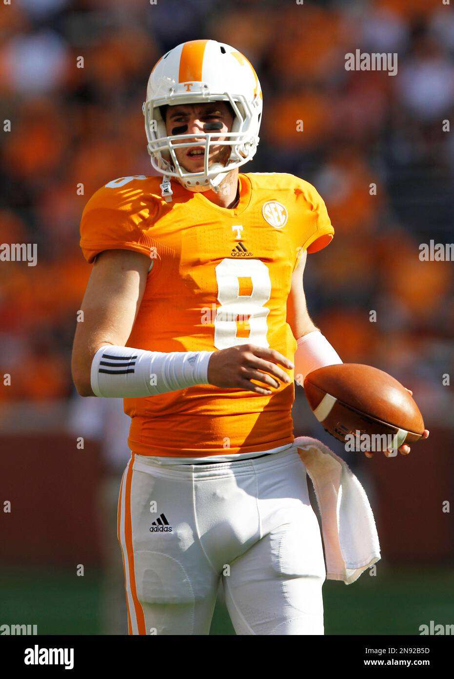 Tennessee Volunteers quarterback Tyler Bray (8) warms up before the ...