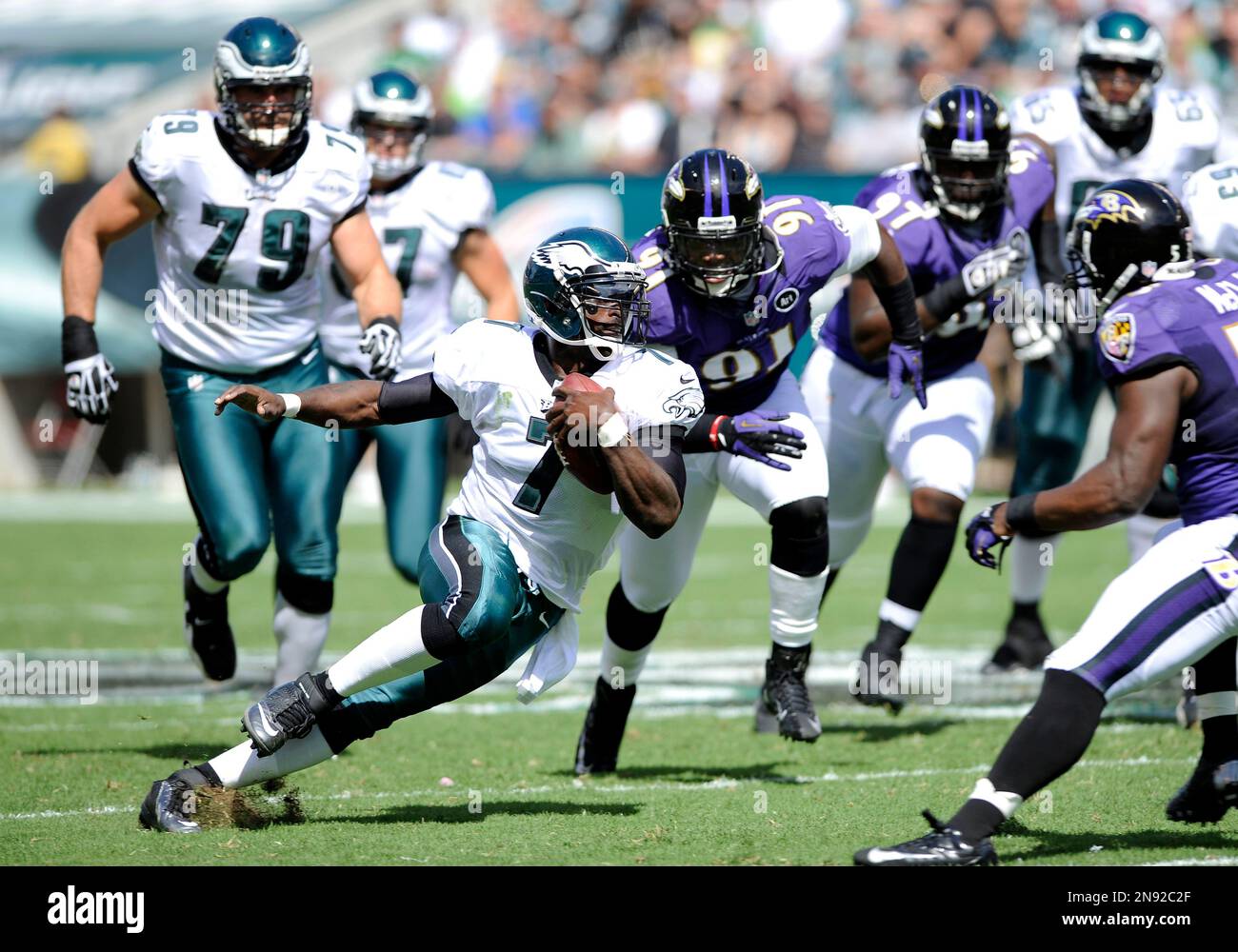 Philadelphia Eagles quarterback Michael Vick (7) rushes past Baltimore ...