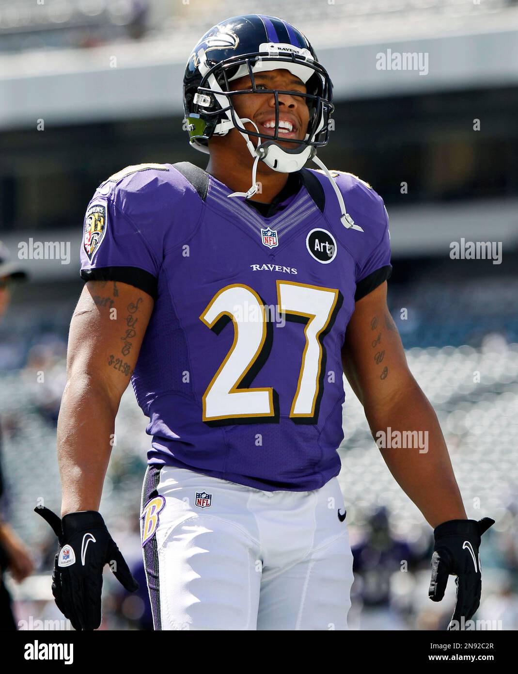 Baltimore Ravens running back Ray Rice (27) warms up before an NFL ...