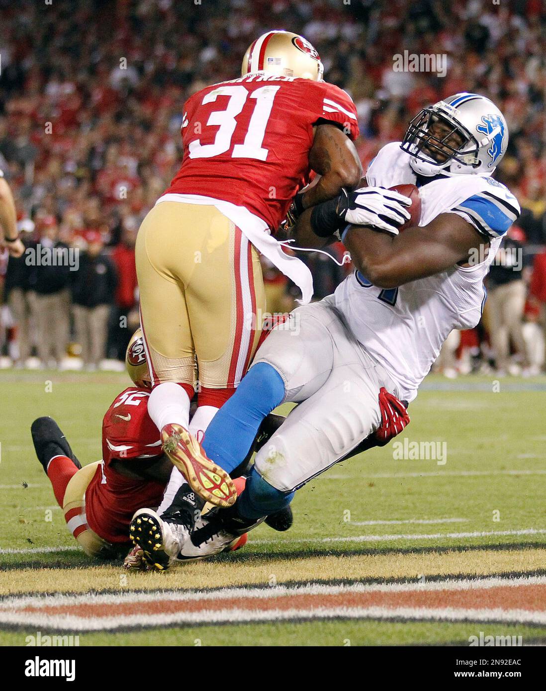 Detroit Lions tight end Brandon Pettigrew, right, makes a 9-yard ...