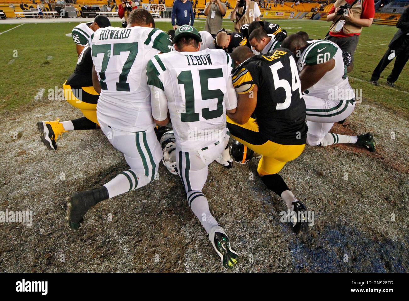 Members of the Pittsburgh Steelers and New York Jets kneel for a prayer ...