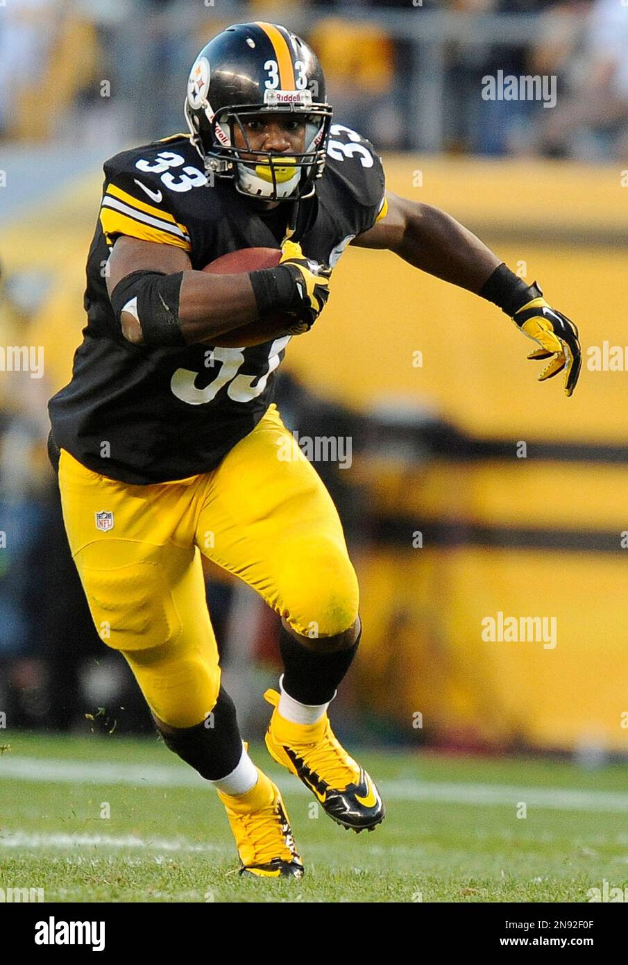 Pittsburgh Steelers running back Isaac Redman (33) carries the football ...