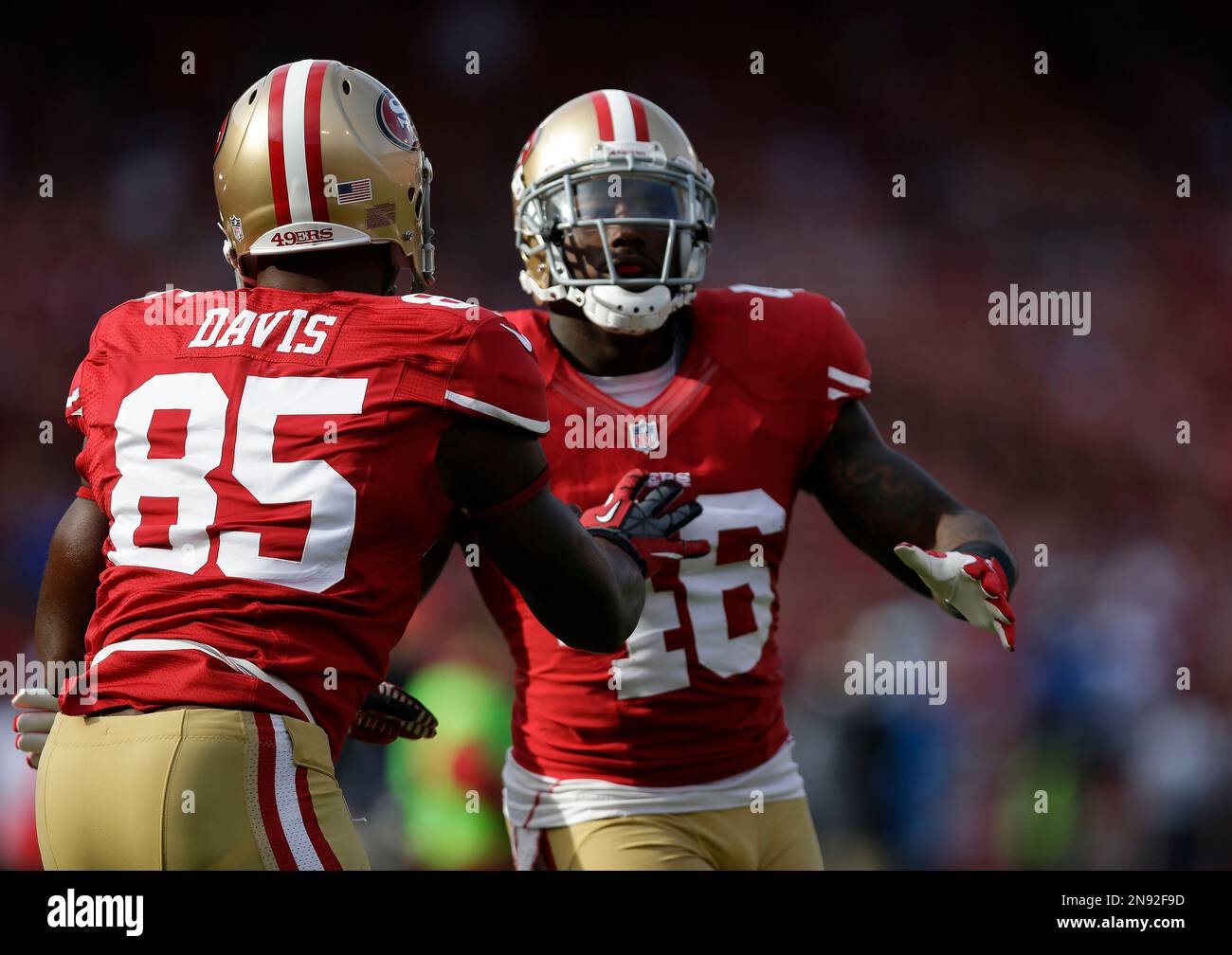 San Francisco 49ers tight end Vernon Davis, left, and tight end Delanie ...