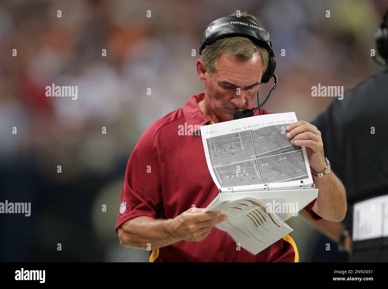 Washington Redskins head coach Mike Shanahan roams the sidelines during ...