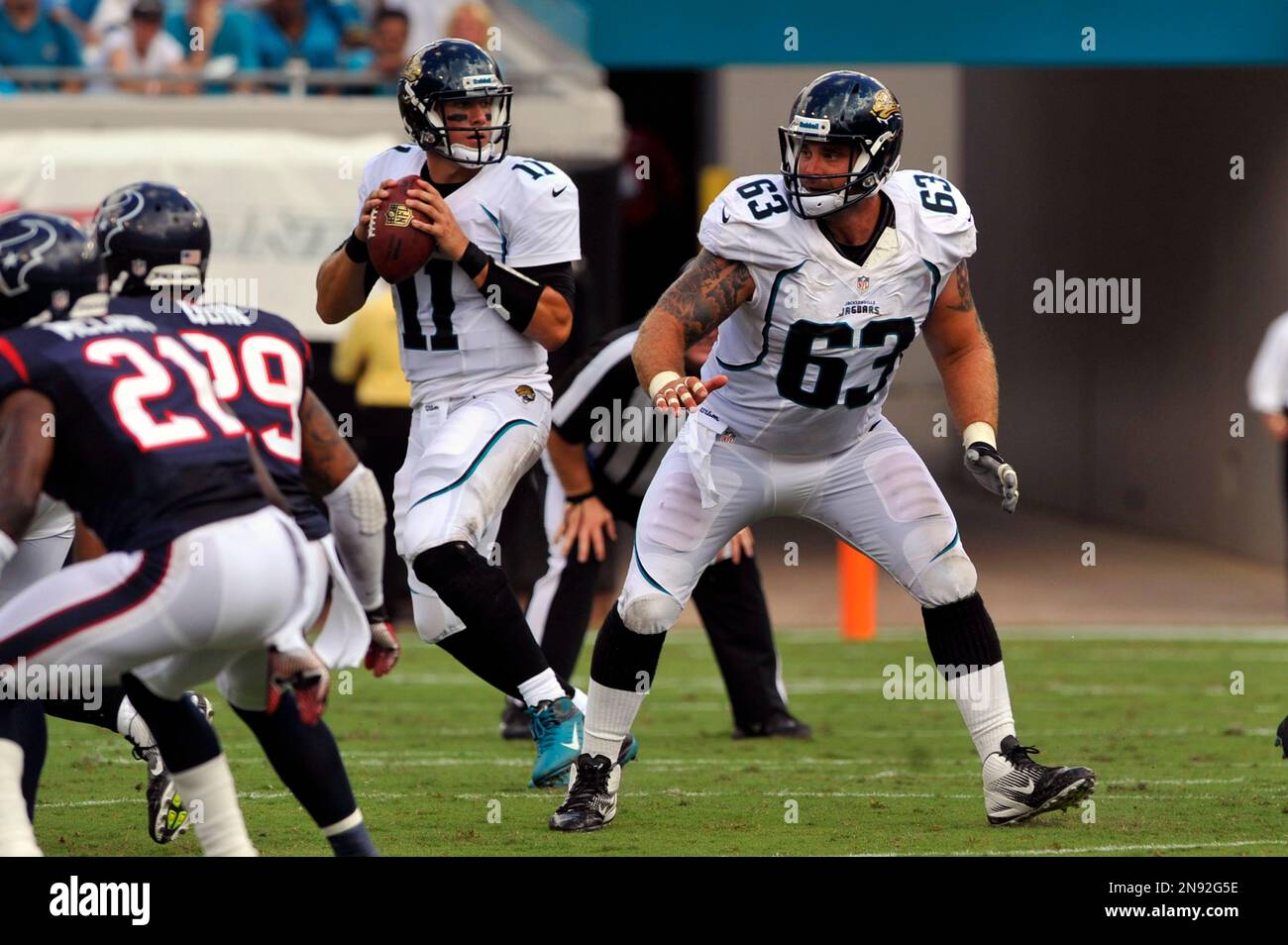 Jacksonville Jaguars center Brad Meester (63) drops back into ...