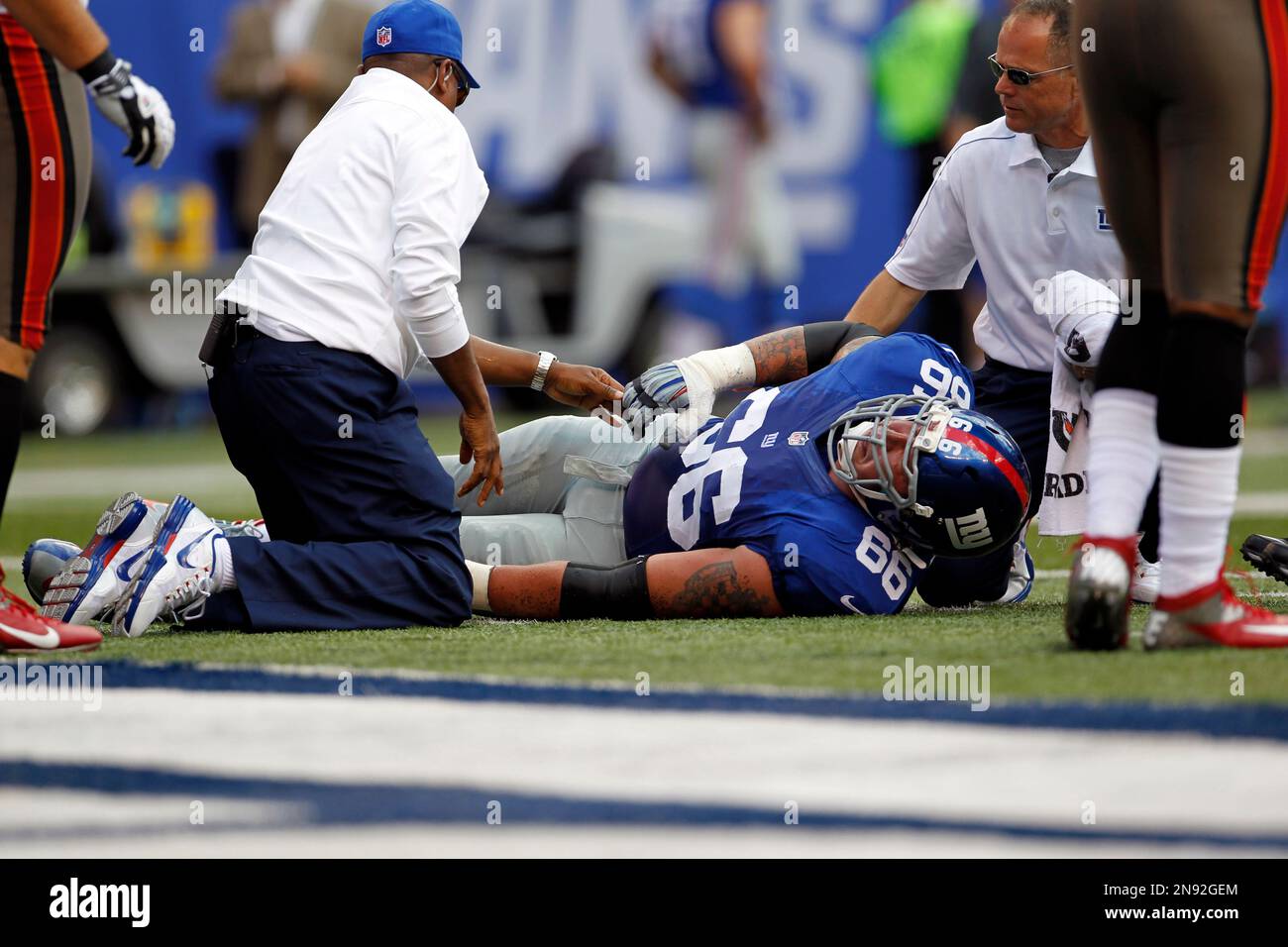 New York Giants tackle David Diehl lays on the turf during an injury ...