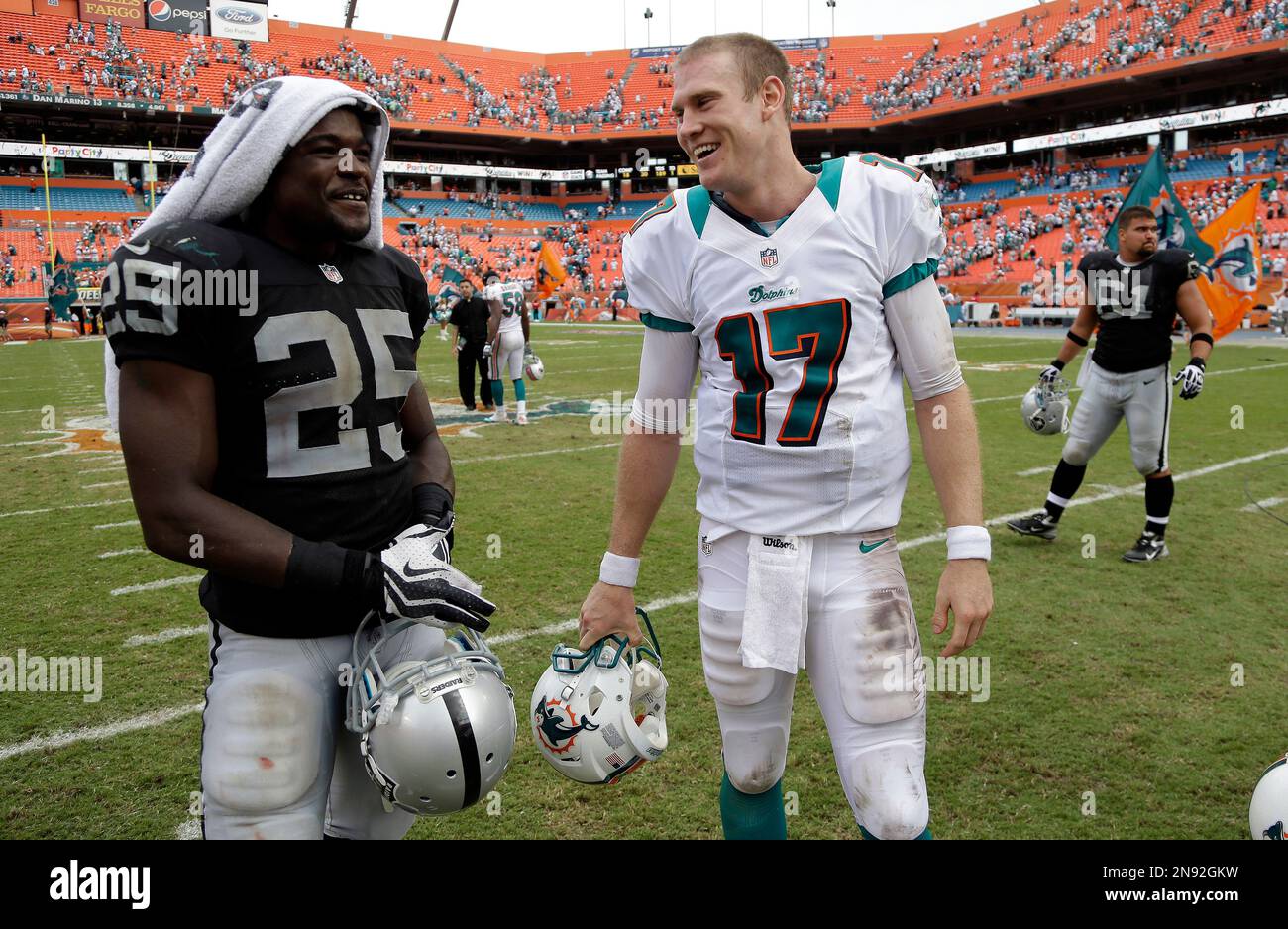 Oakland Raiders running back Mike Goodson (25) talks with Miami ...
