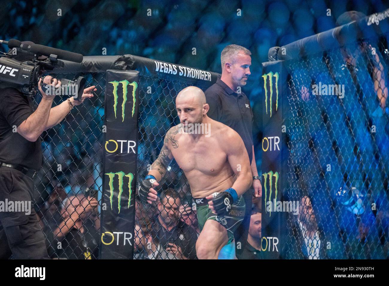 PERTH, AUSTRALIA - FEBRUARY 12: Alex Volkanovski prepares to fight ...