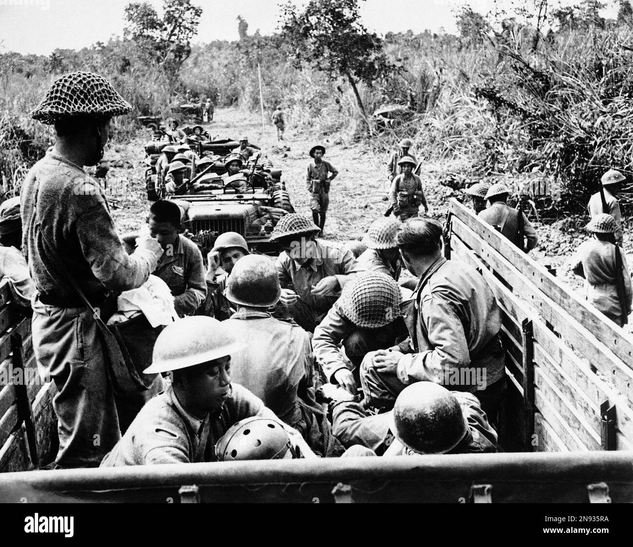 Chinese and American troops who have just received first aid treatment ...
